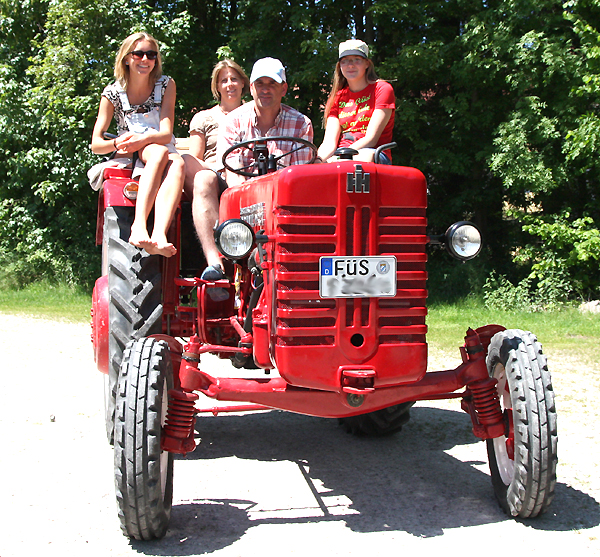 Mc Cormick Farmall D-324 - Oldtimer-Traktor-Vermietung Strobel